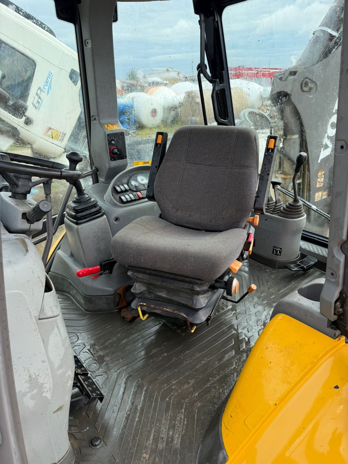 VOLVO BL71 Backhoe Loader - ABC Auctions
